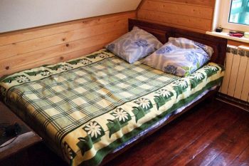 Садовые кровати для дачи: деревянные и из ротанга, подвесные качели ...